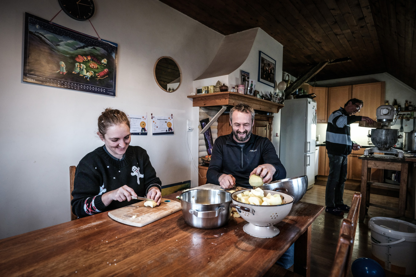 Bakkerszonen Mathias en Wim maken de lekkerste oliebollen, maar het ...