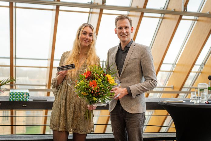 Natasja (25) nieuwe stadsdichter Nissewaard: ‘Belangrijk dat mensen bij een gedicht gaan ...