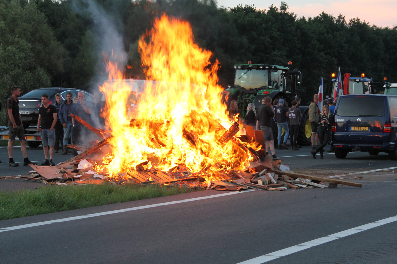Protesterende boeren vertrekken na brand te hebben gesticht op A1 ... Protesterende boeren vertrekken na brand te hebben gesticht op A1 ...