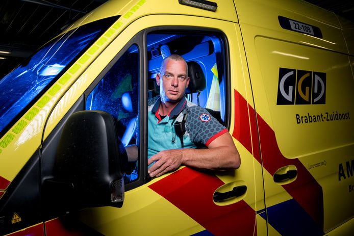 Meteen als ambulancechauffeur Mike de jonge moeder aan de monitor legt ...