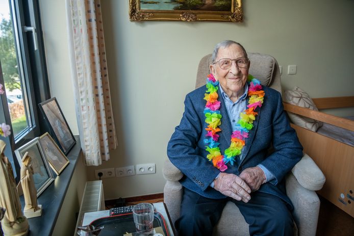 Ook na een hersenbloeding laat Theo Hermans (102) zich niet kisten ...