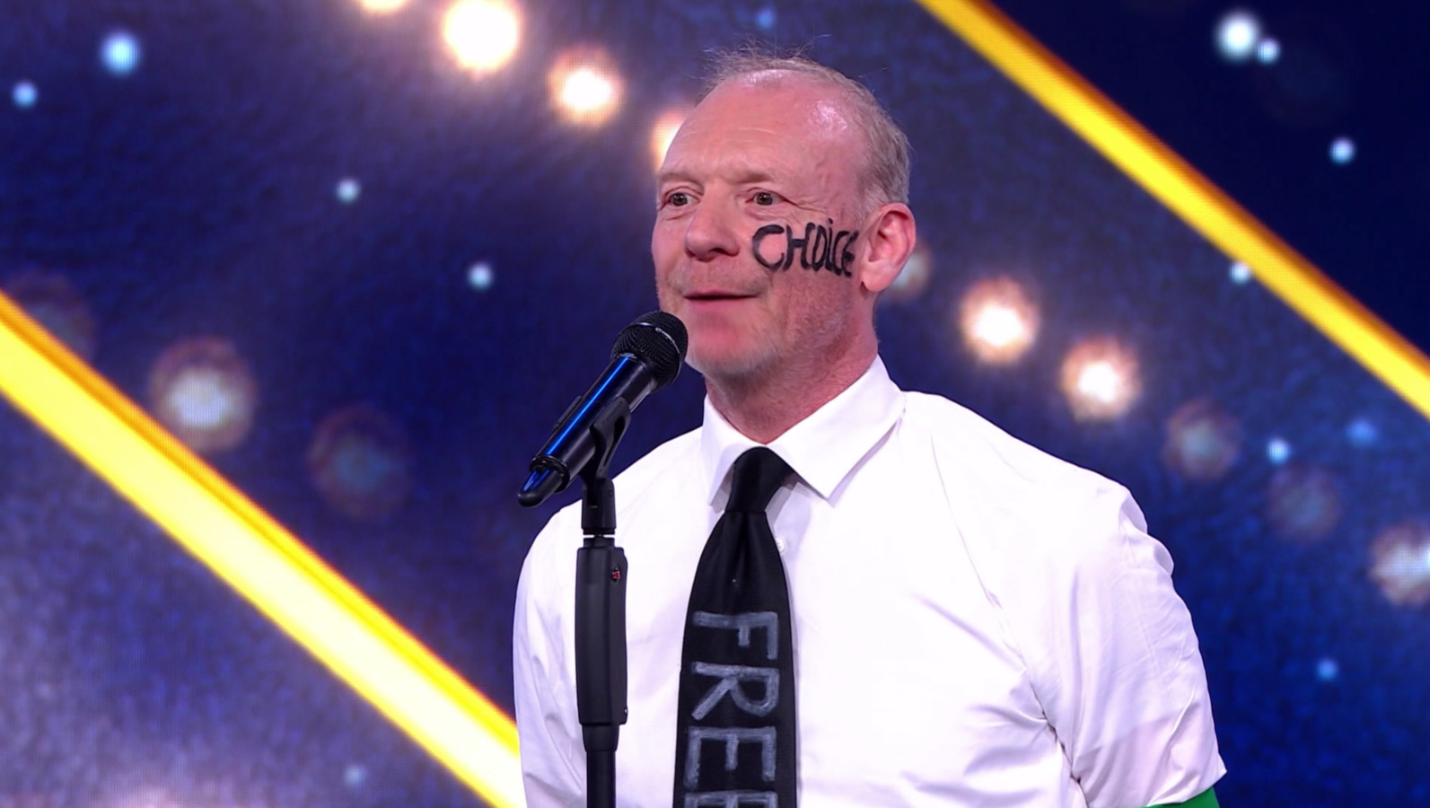 Ruim 1,1 miljoen kijkers zien ernstig zieke Ton al dansend jury van ... Ruim 1,1 miljoen kijkers zien ernstig zieke Ton al dansend jury van ...