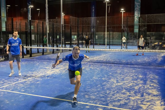 Zwolse voetballers vermaken zich prima tijdens padeltoernooi: ‘Leuker ...
