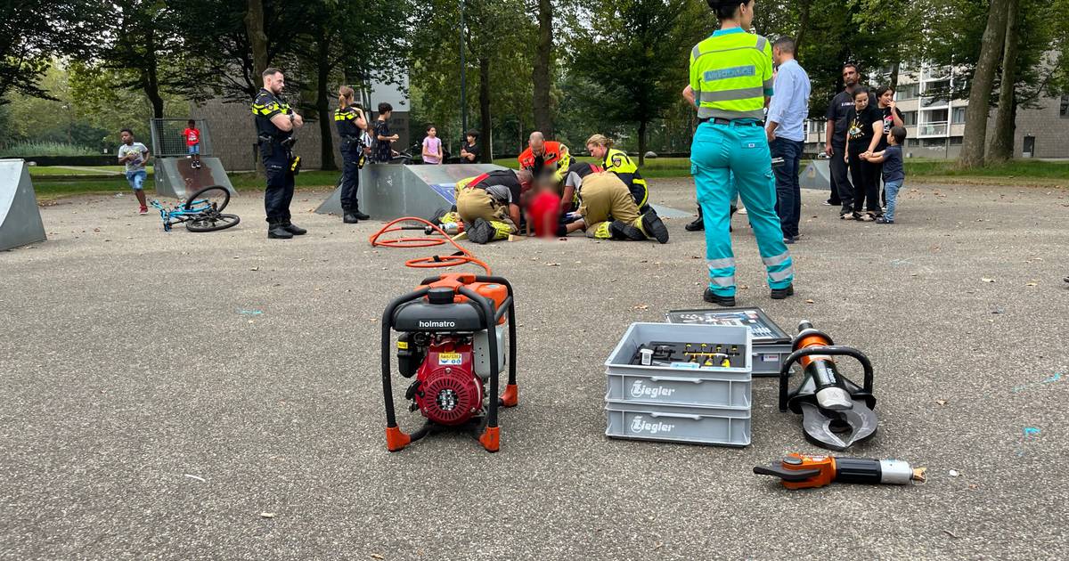 Jongetje raakt bekneld tussen trapper en frame van fiets in Oosterhout ...