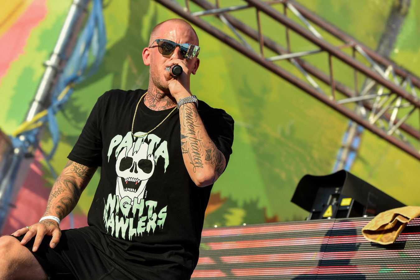 Nederlandse rapper Jebroer stapt tijdens tweede nummer van het podium ...