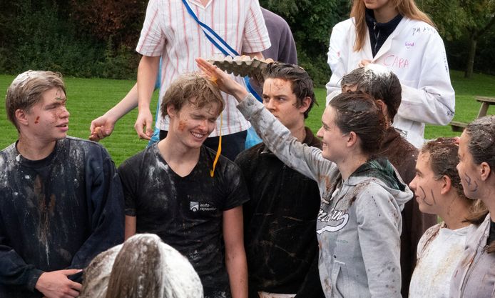 IN BEELD. Kortrijkse studentendoop heeft veel weg van ‘vuile’ Chironamiddag: “Als we het te hard ...