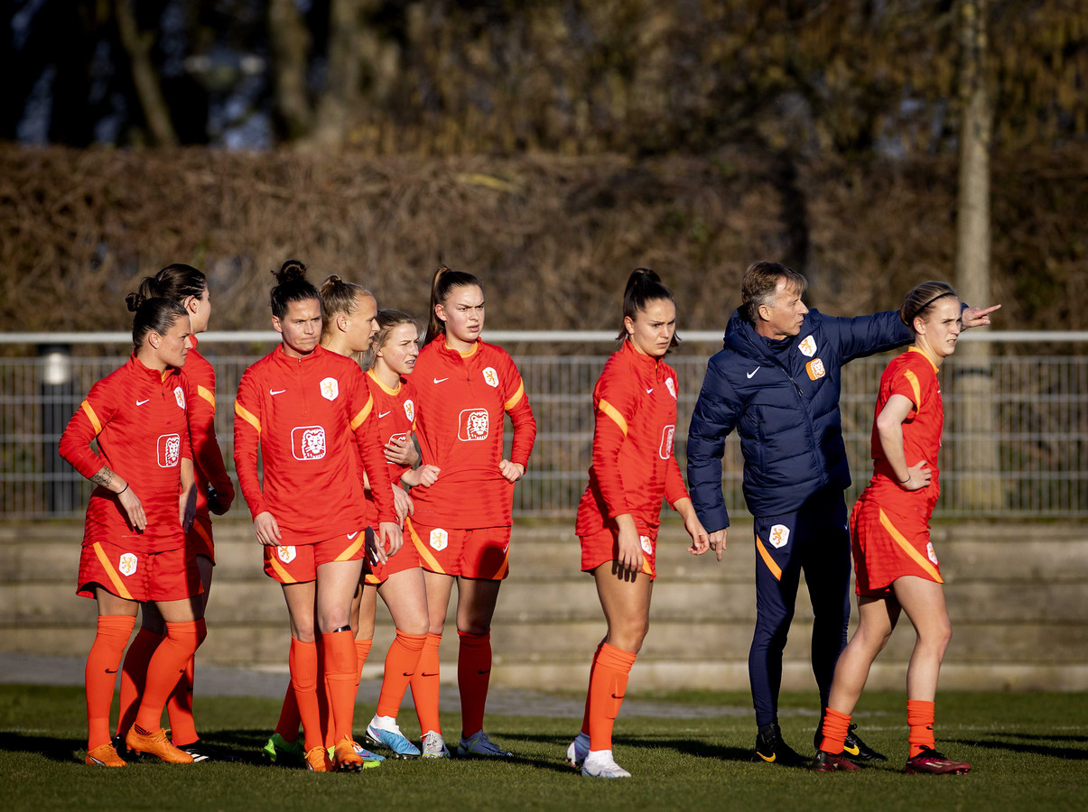 Bondscoach Andries Jonker ‘boetseert’ Leeuwinnen richting WK ...