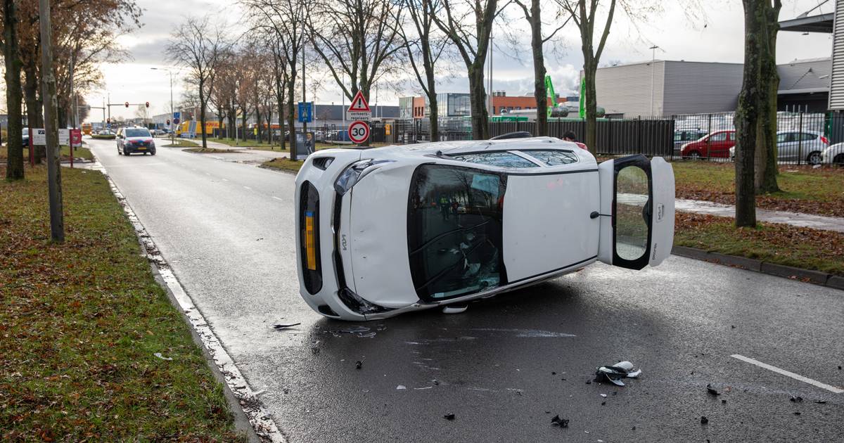 Auto op zijkant na botsing met vrachtwagen in Roosendaal ...