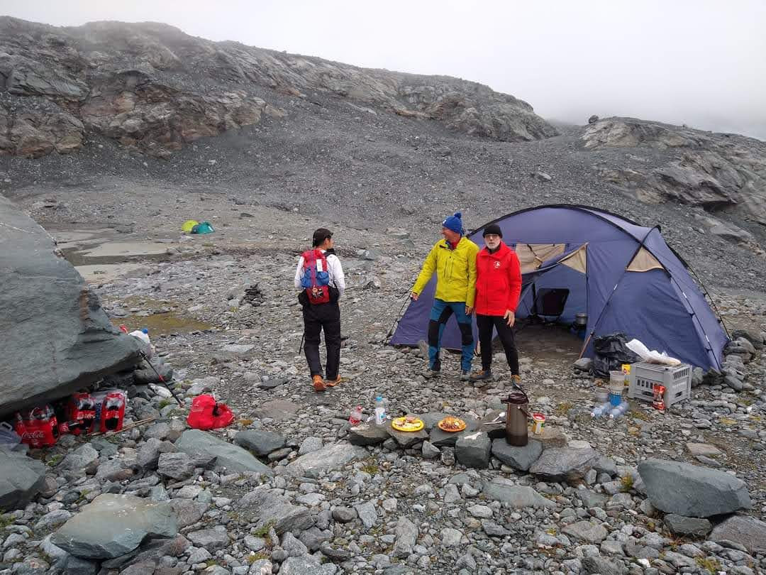 Ann (50) loopt 360 kilometer door Zwitserse Alpen en overwint 26.000 ...