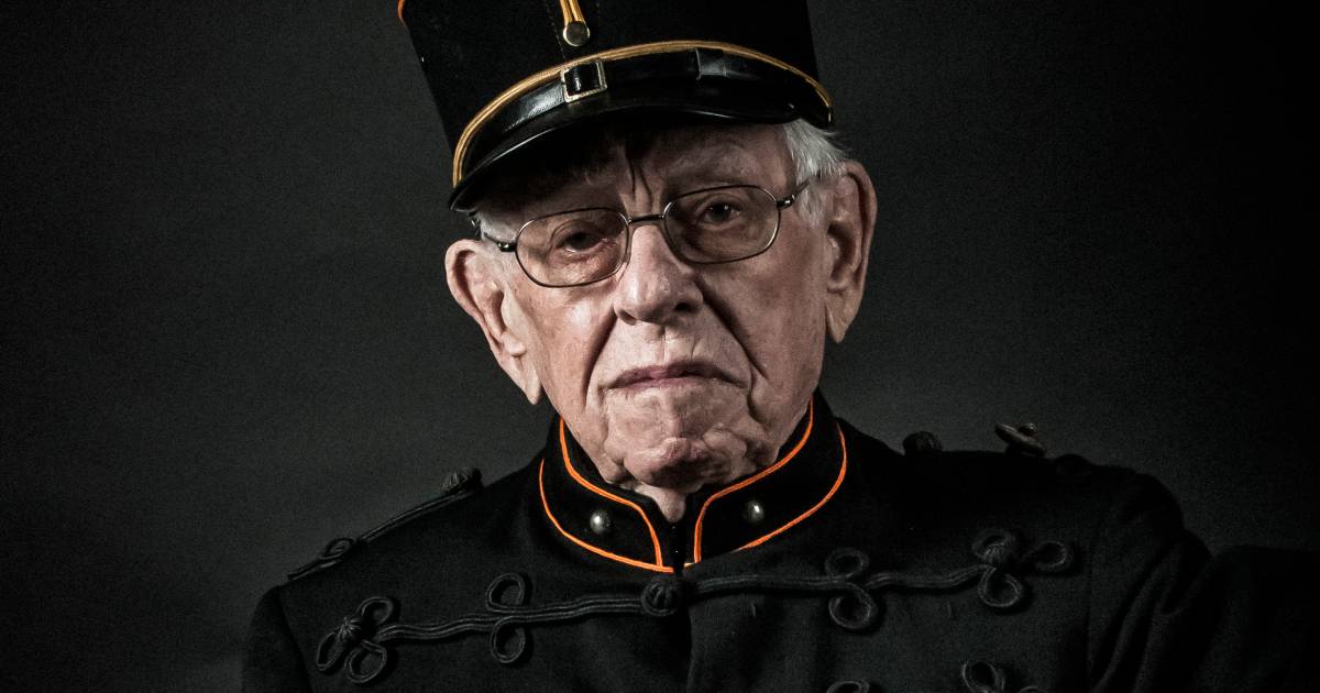 Edwin Hunter (52) toont portretten broze Bronbeek-veteranen in Enschede ...