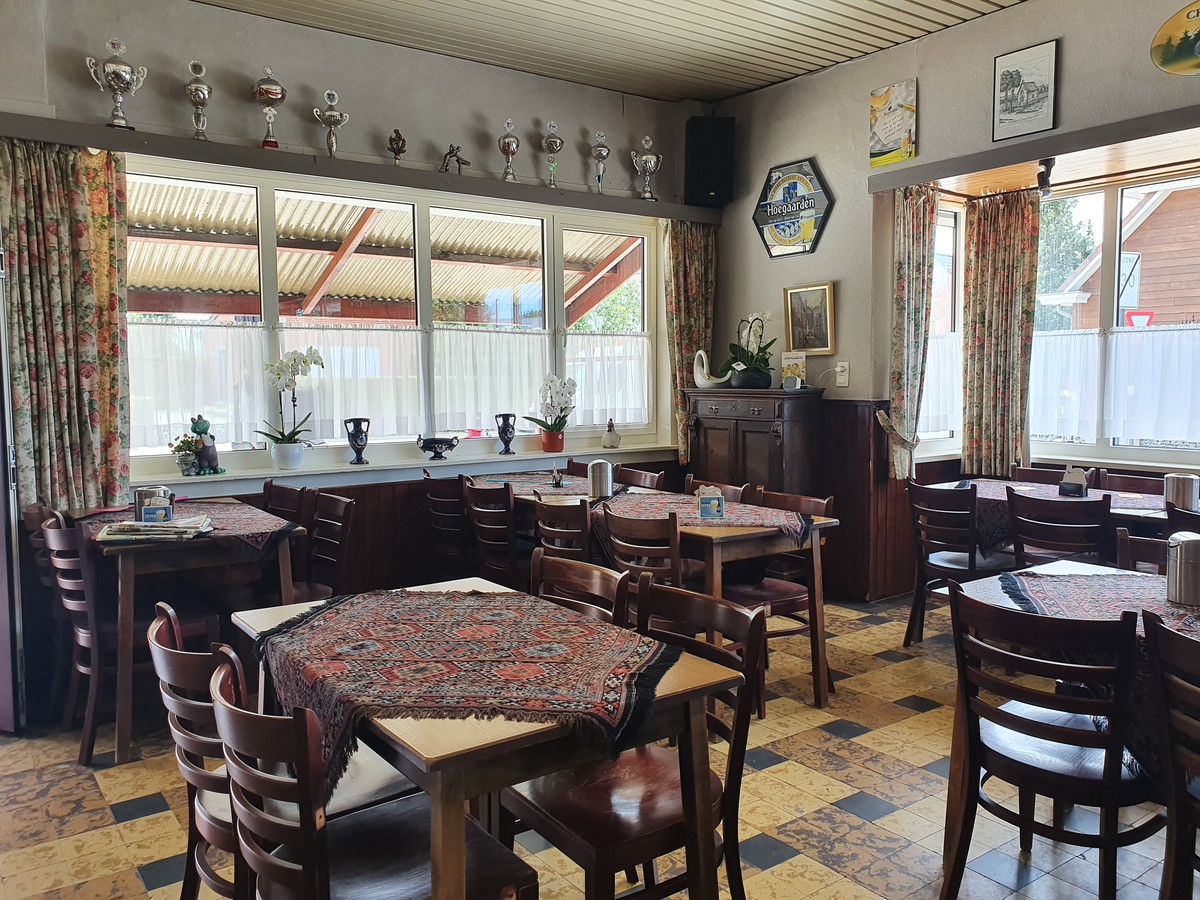 Ziel van Julia (91) blijft in dorpscafé Bostella nu kleindochter Tania ...