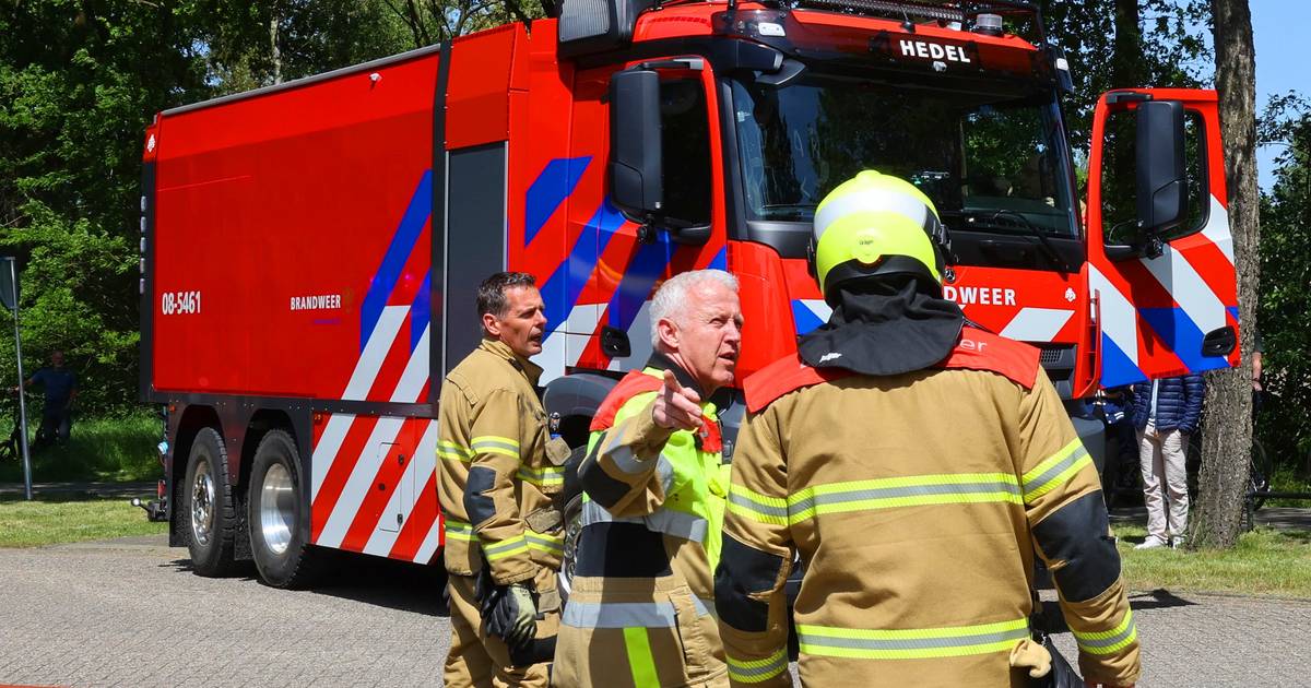 Met 15 kuub aan boord kan de waterwagen van brandweer Hedel desnoods ...