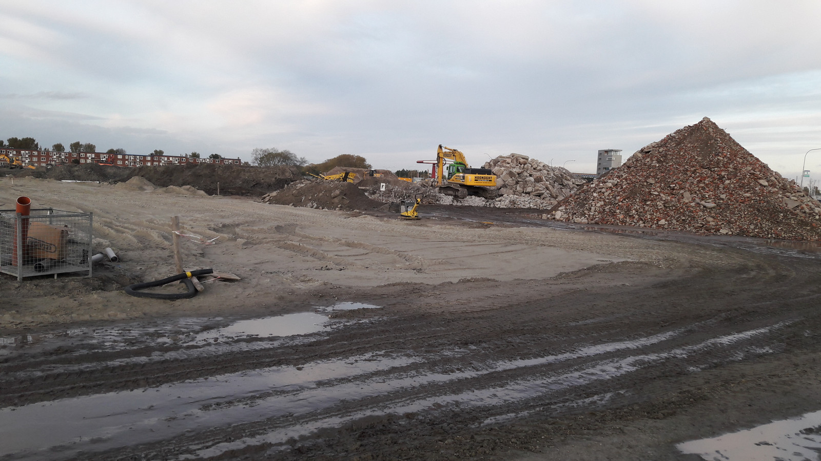 Verrassing. Er liggen nog stukjes oude centrale onder de grond in ...