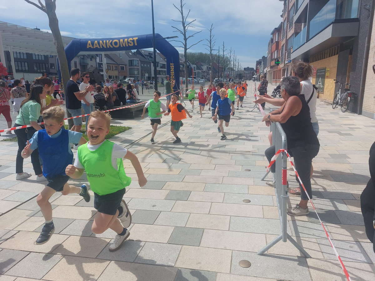 Sportieve competitie tussen klassen op Marktrun zorgt voor volle ...