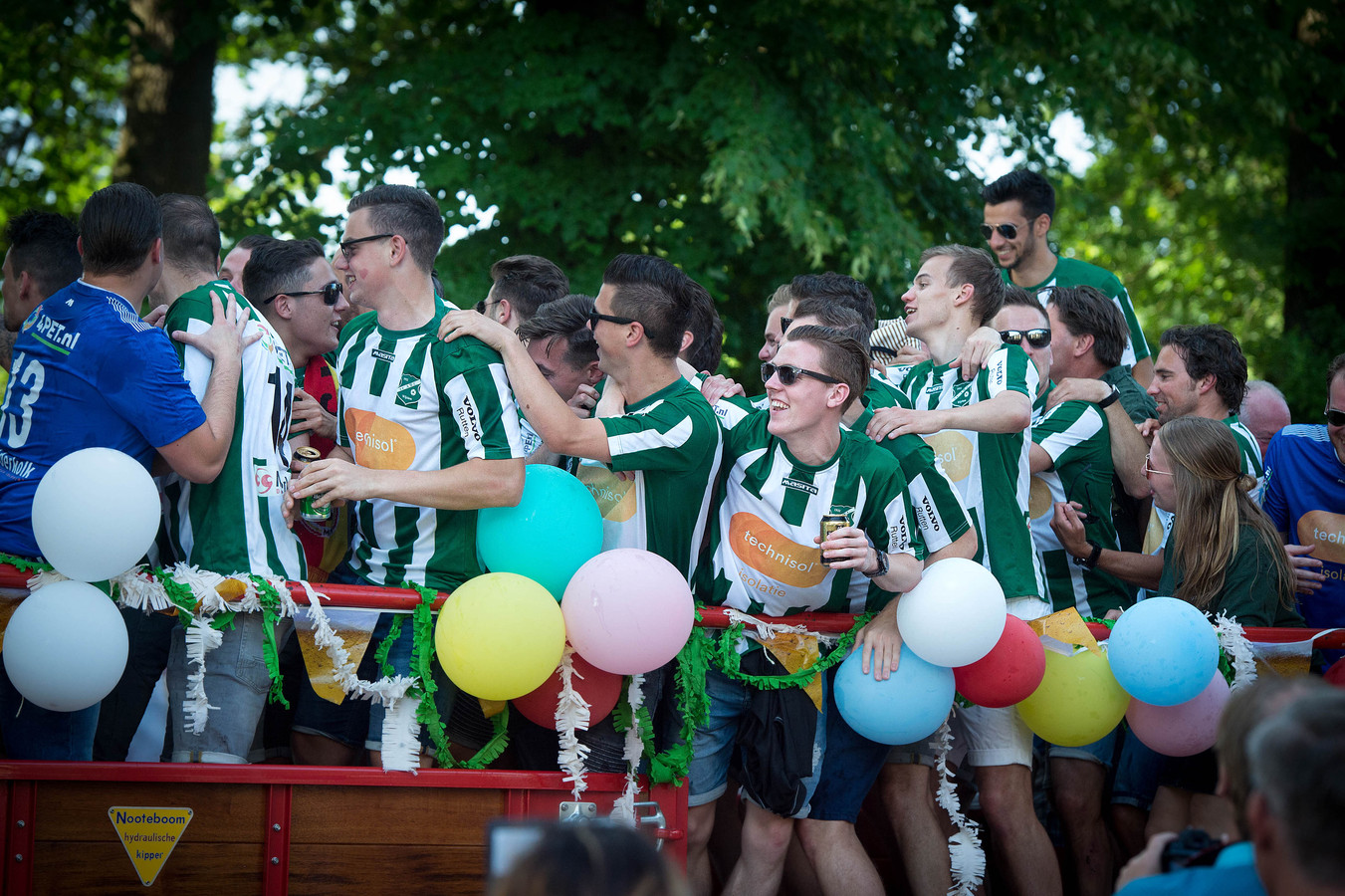 Rondgaan met de platte kar heeft iets treurigs en iets links | Foto | AD.nl