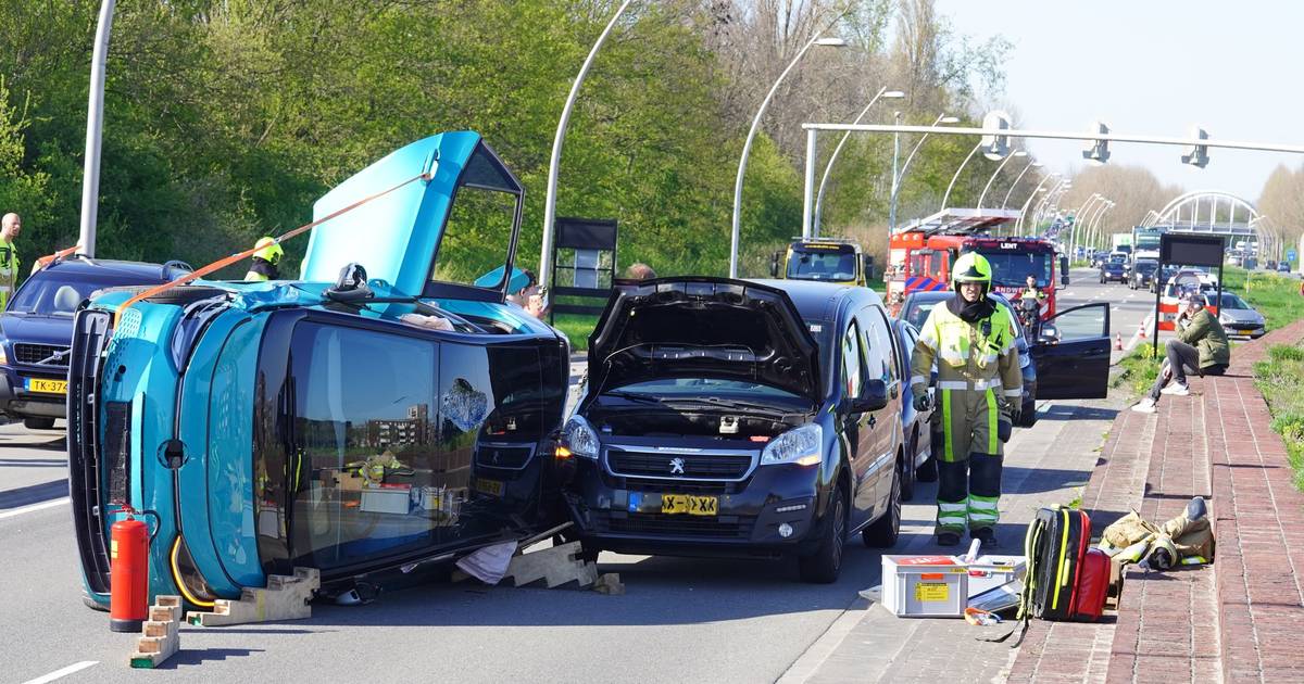 Auto op zijkant bij kettingbotsing met vijf wagens in Lent: één gewonde ...