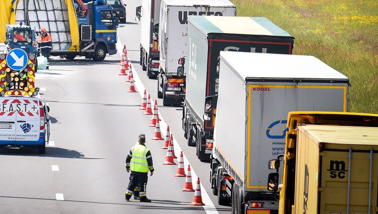 "Blijf er weg": E19 richting Antwerpen volledig afgesloten in Loenhout ...