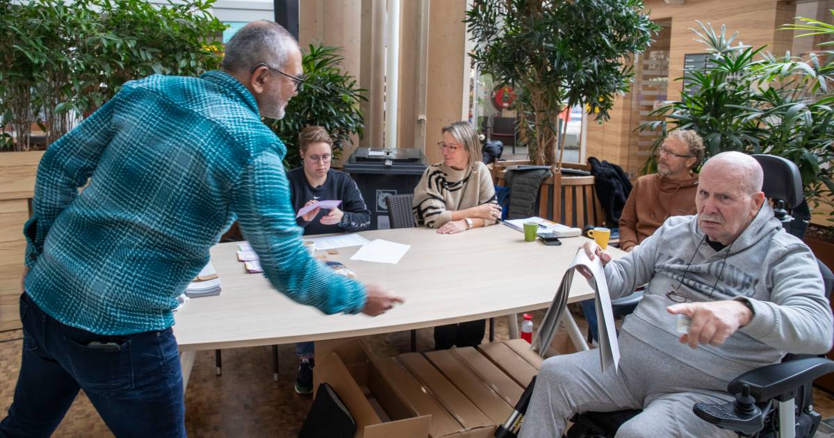 Doven bemannen stemlokaal in Ede: ‘Dit voelt voor mij als een feestdag ...