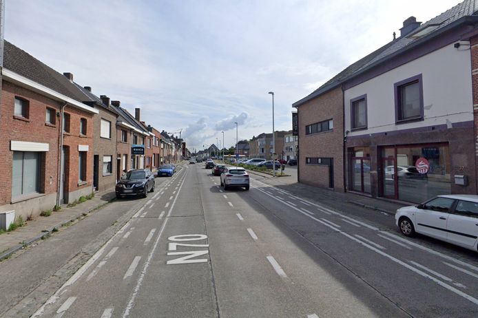 22-jarige bromfietser botst tegen geparkeerde auto op Gentseweg ... 22-jarige bromfietser botst tegen geparkeerde auto op Gentseweg ...