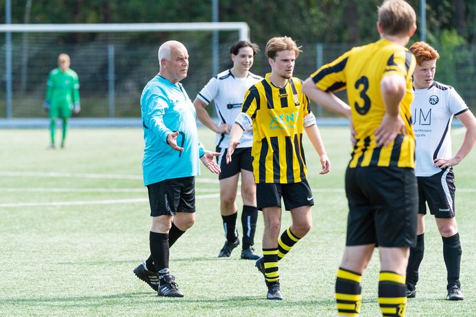 Oud-voetbalcommentator Evert ten Napel doet iets wat bijna niemand meer ...