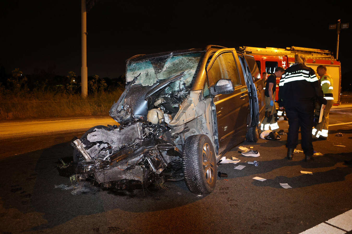 A2 besmeurd met 33 ton room na botsing tussen vrachtwagen en bestelbus, één zwaargewonde | Foto ...