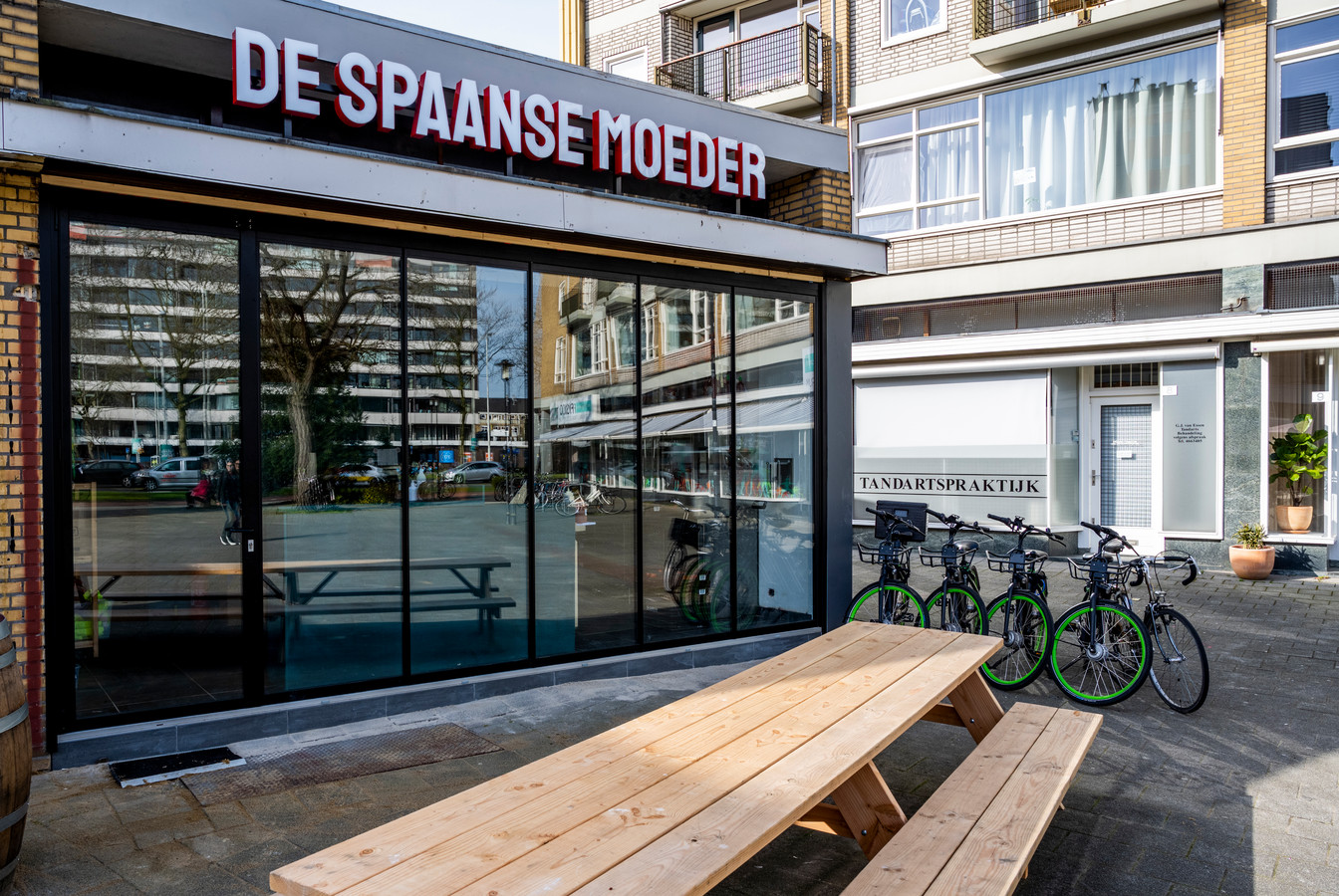 Mama Carmens (Spaanse) versie van de Rotterdamse kapsalon is vele malen ...