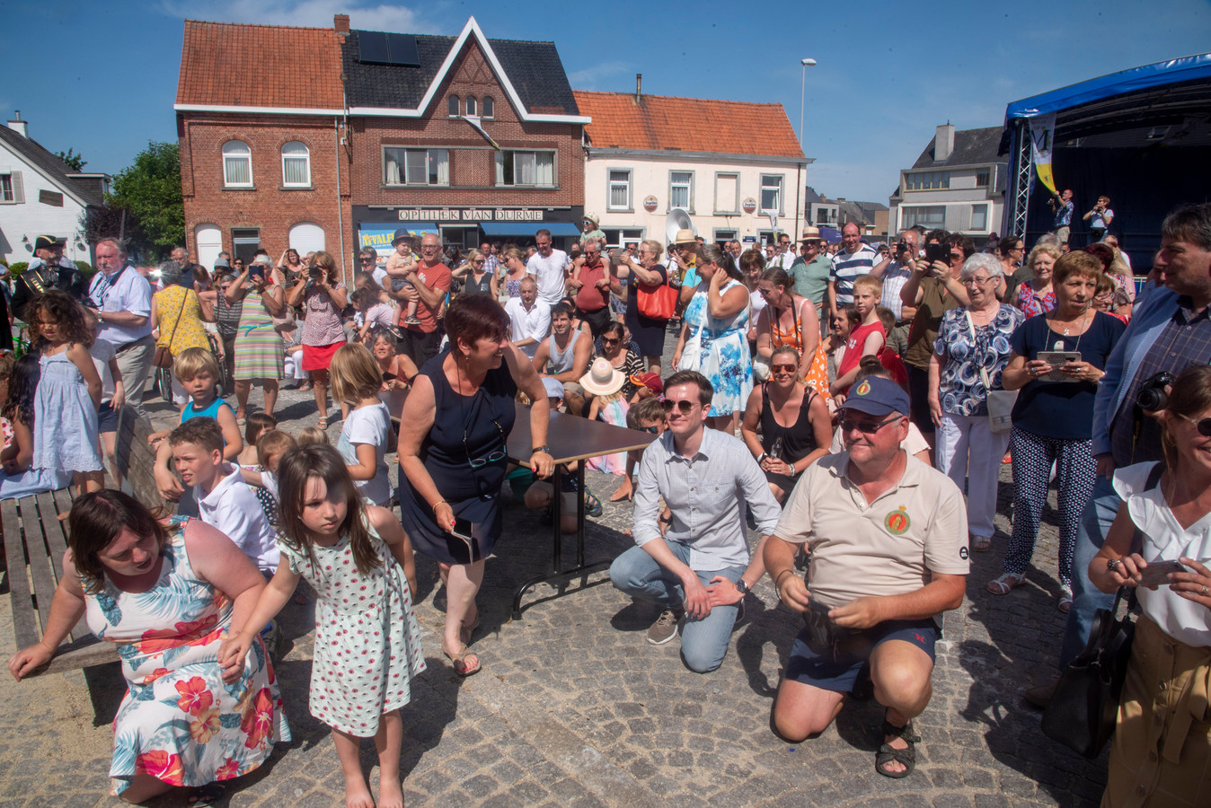 Reuzen Diederik en Beatrijs van Massemen nu ook officieel gedoopt ...