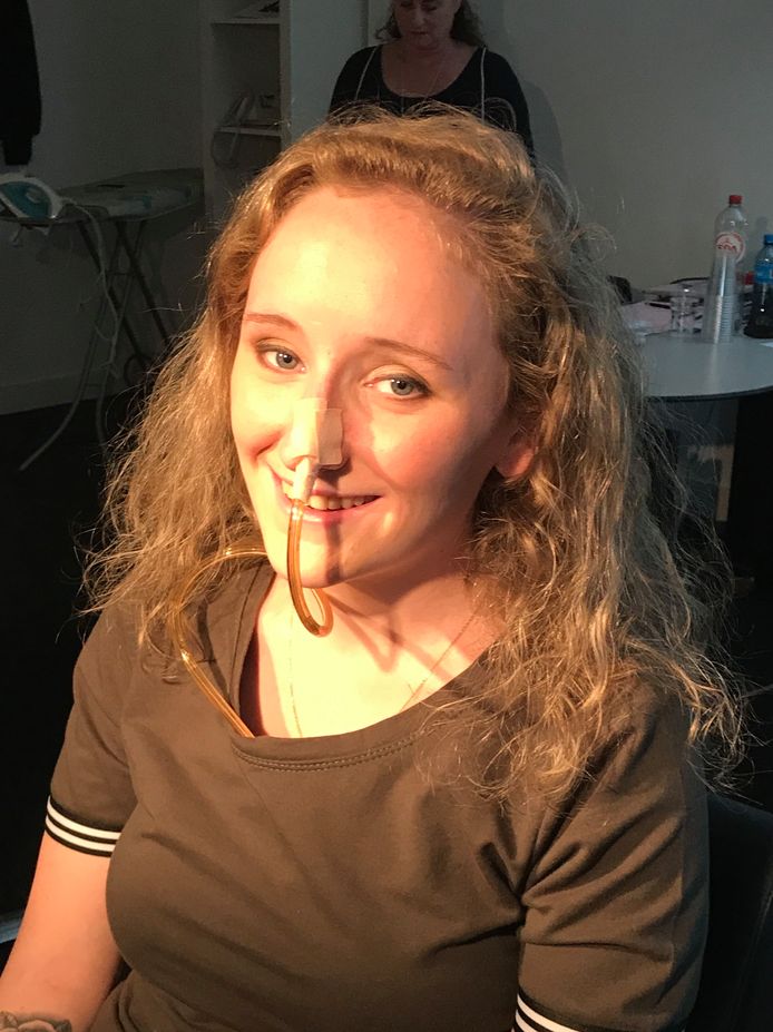 Kelly (21) eet al bijna 5 jaar niet meer door bijzondere aandoening ...