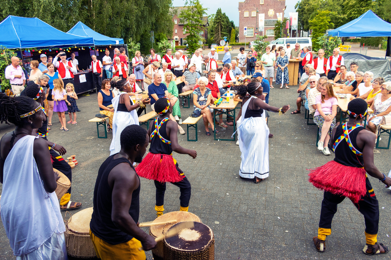 Afrikaanse sferen op Marktplein in Chaam | Foto | AD.nl