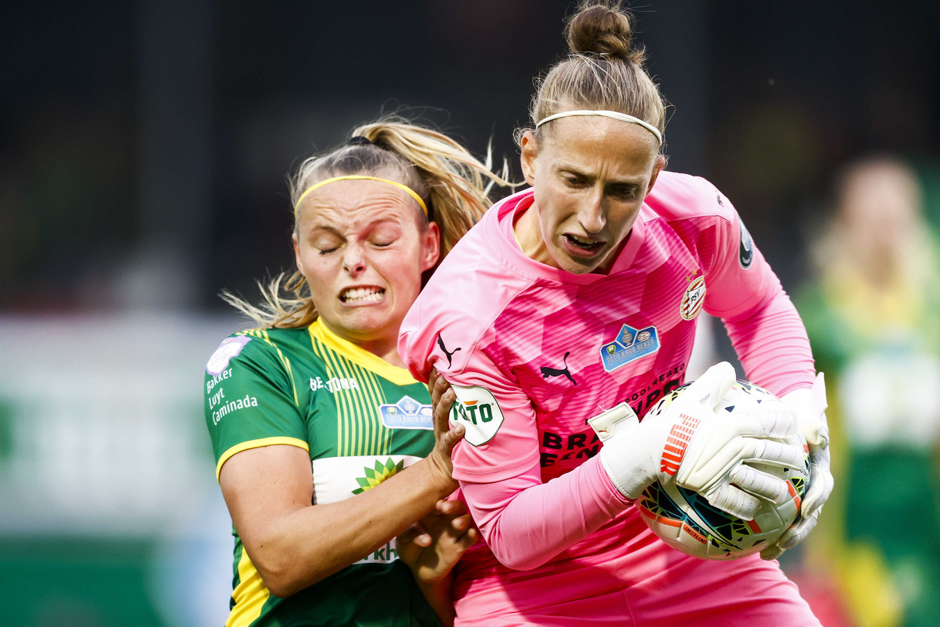 Waarom het weleens bij die ene witte badjas voor ADO-speelster Jaimy ...