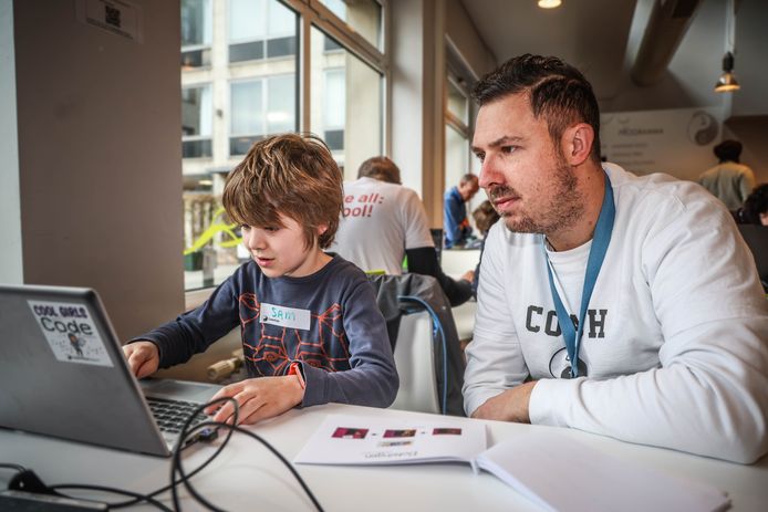 Coderdojo Hasselt laat jongeren al 10 jaar spelenderwijs programmeren | Hasselt | hln.be