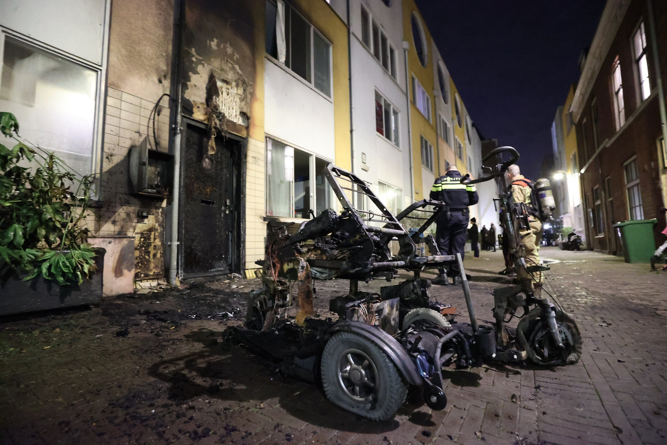 Bewoners opgesloten in huis door brand bij voordeur | Foto | AD.nl