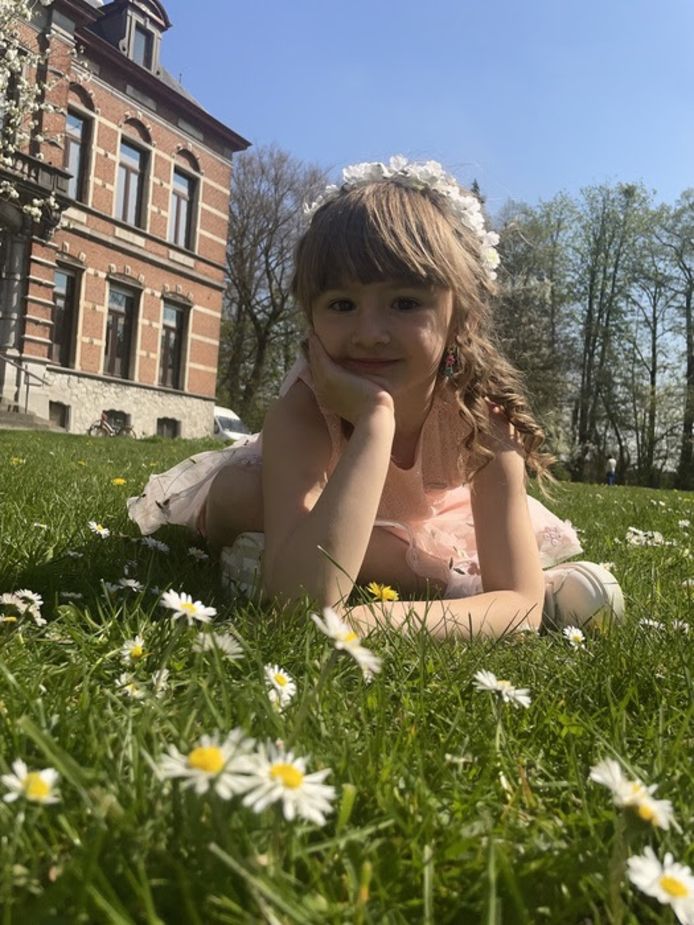 Alizée uit Gent doet haar eerste communie | Gent | hln.be