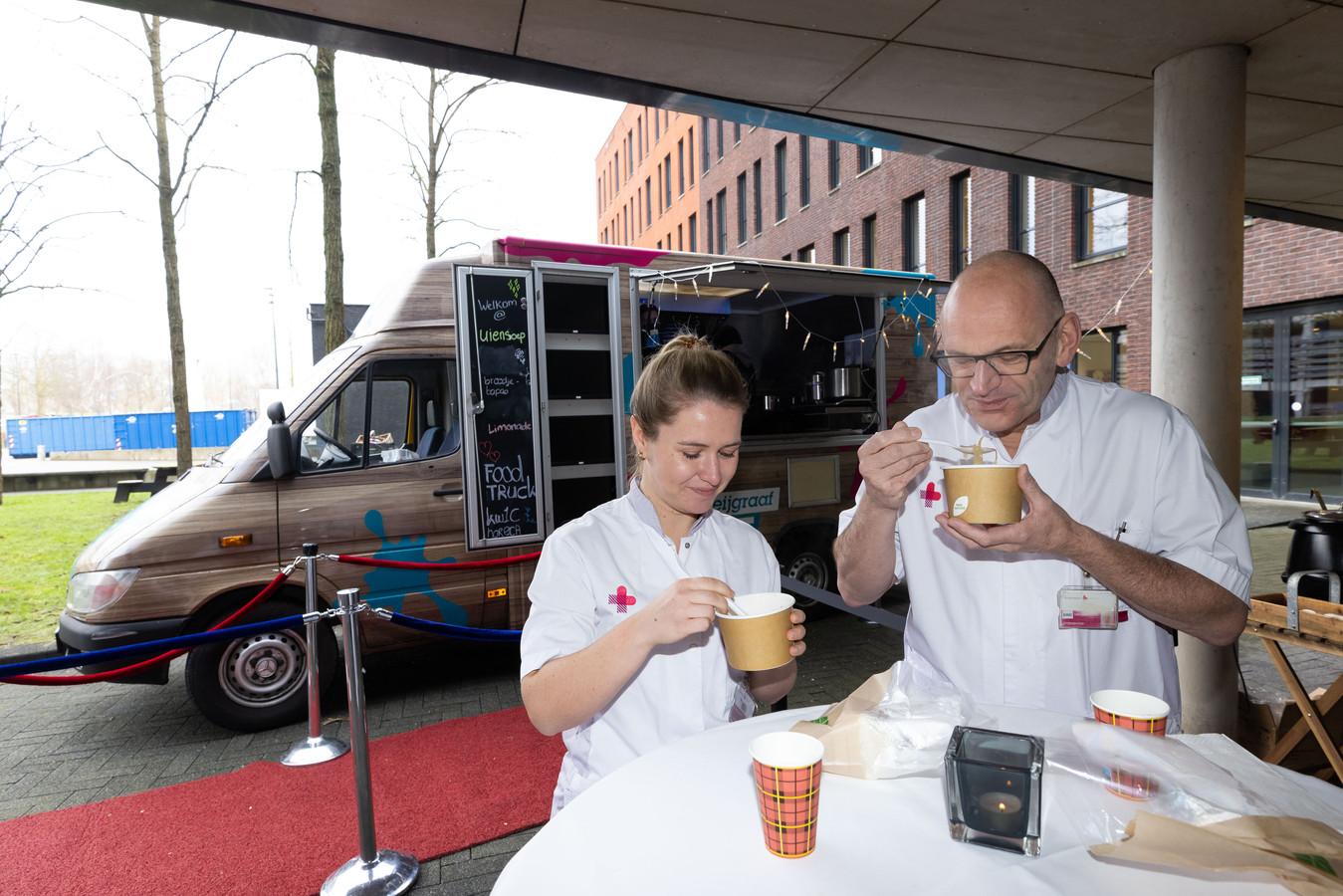 KW1C-studenten verwennen personeel JBZ met hapje en drankje | Foto | bd.nl