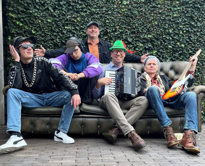 Thuis liggend op je eigen bank 3 Meter Peter live zien spelen ...