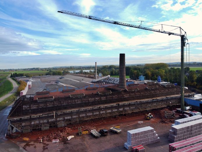Bouwvallig deel steenfabriek Erlecom, dat al lang buiten gebruik was ...