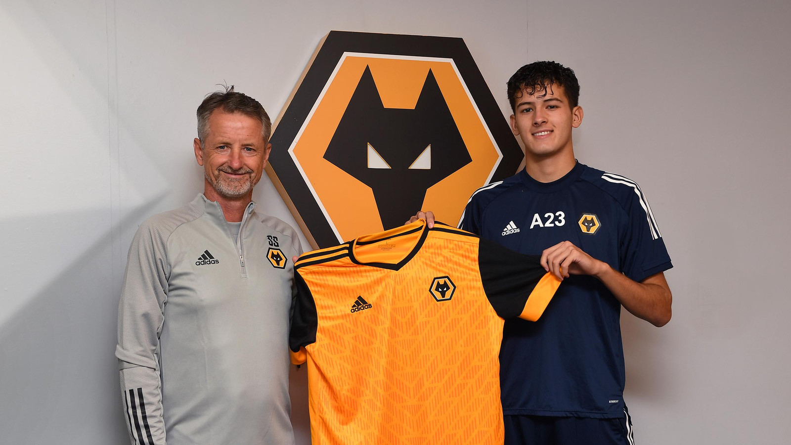 Justin Hubner (17) tekent eerste profcontract bij Wolves | Foto | bd.nl