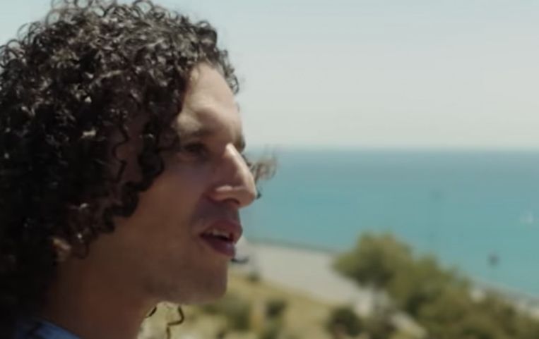In zijn nieuwe docu gaat Ali B moeilijke vragen niet uit de weg: hij ...