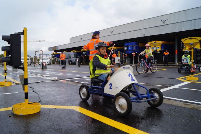 Pittemse schoolkinderen leren verkeersregels op nieuw verkeersparcours | Pittem | hln.be