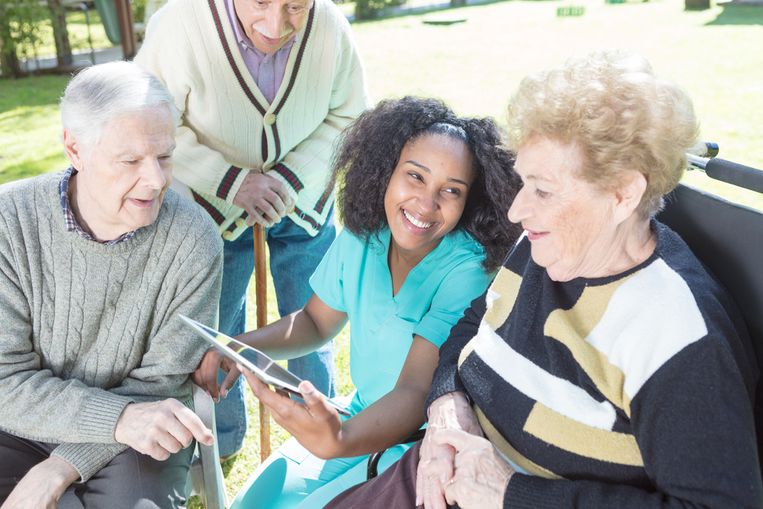 Zorgsector zoekt uitwegen voor groeiend personeelstekort | De Morgen