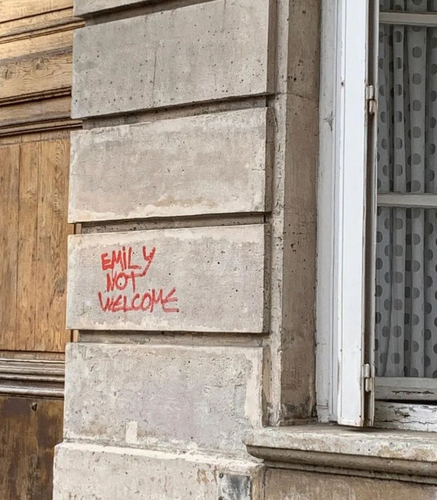 “Emily n’est pas la bienvenue à Paris”: pourquoi la capitale française ...