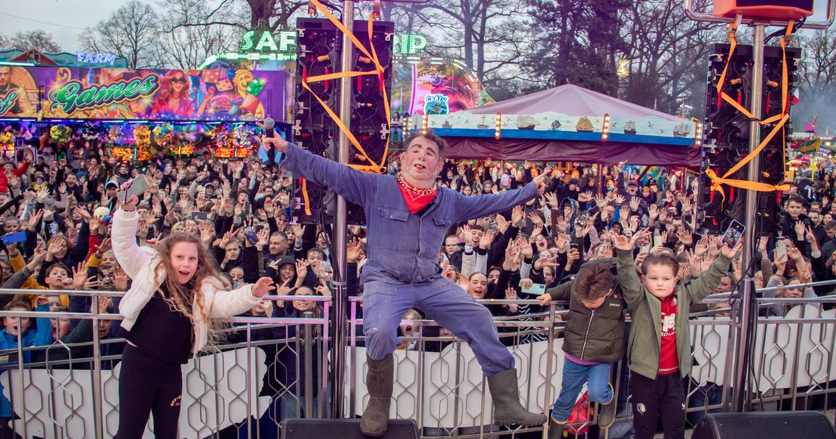 Brommers Kieken met Boer Harm: TikTok-sensatie stond vrijdag op Paaskermis in Enschede ...