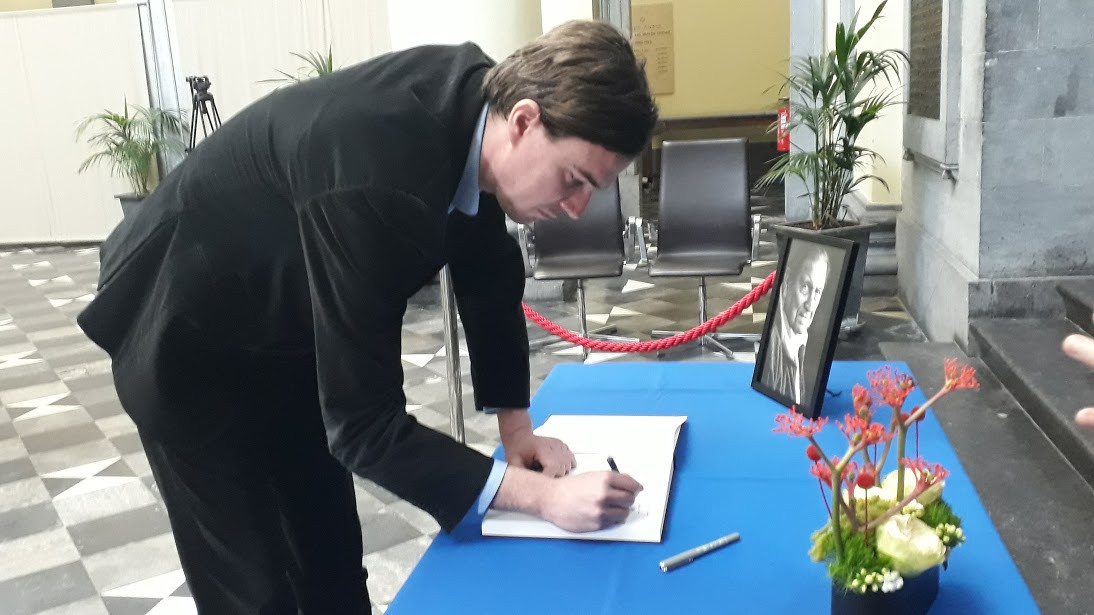 Rector tekent als eerste rouwregister voor Etienne Vermeersch in de ...
