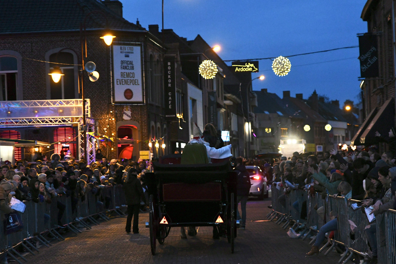 IN BEELD. 41e Sint-Maartensstoet lokt massa mensen: “Heel blij dat we ...
