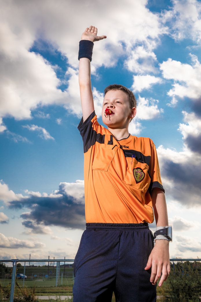 Simon (13) is jongste scheidsrechter ooit: "Tegen wie zich misdraagt ...