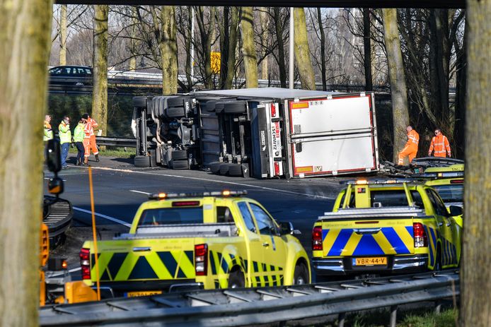 Vrachtwagen vol sperziebonen kantelt op A15, weg gedeeltelijk ...