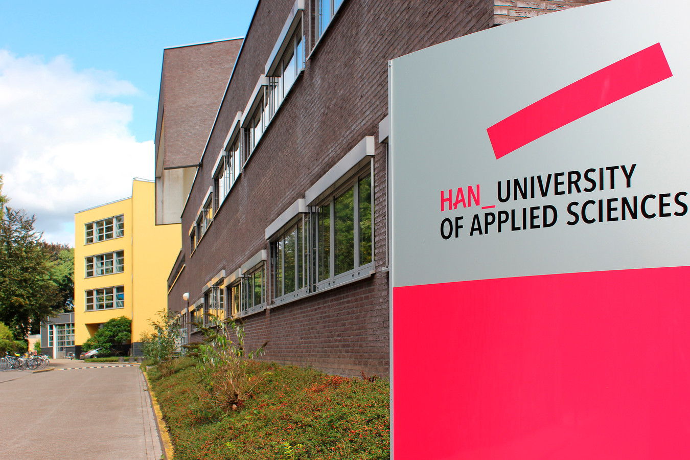 Hugo de Jonge: verplichte sneltest voor colleges op campus Radboud en ...