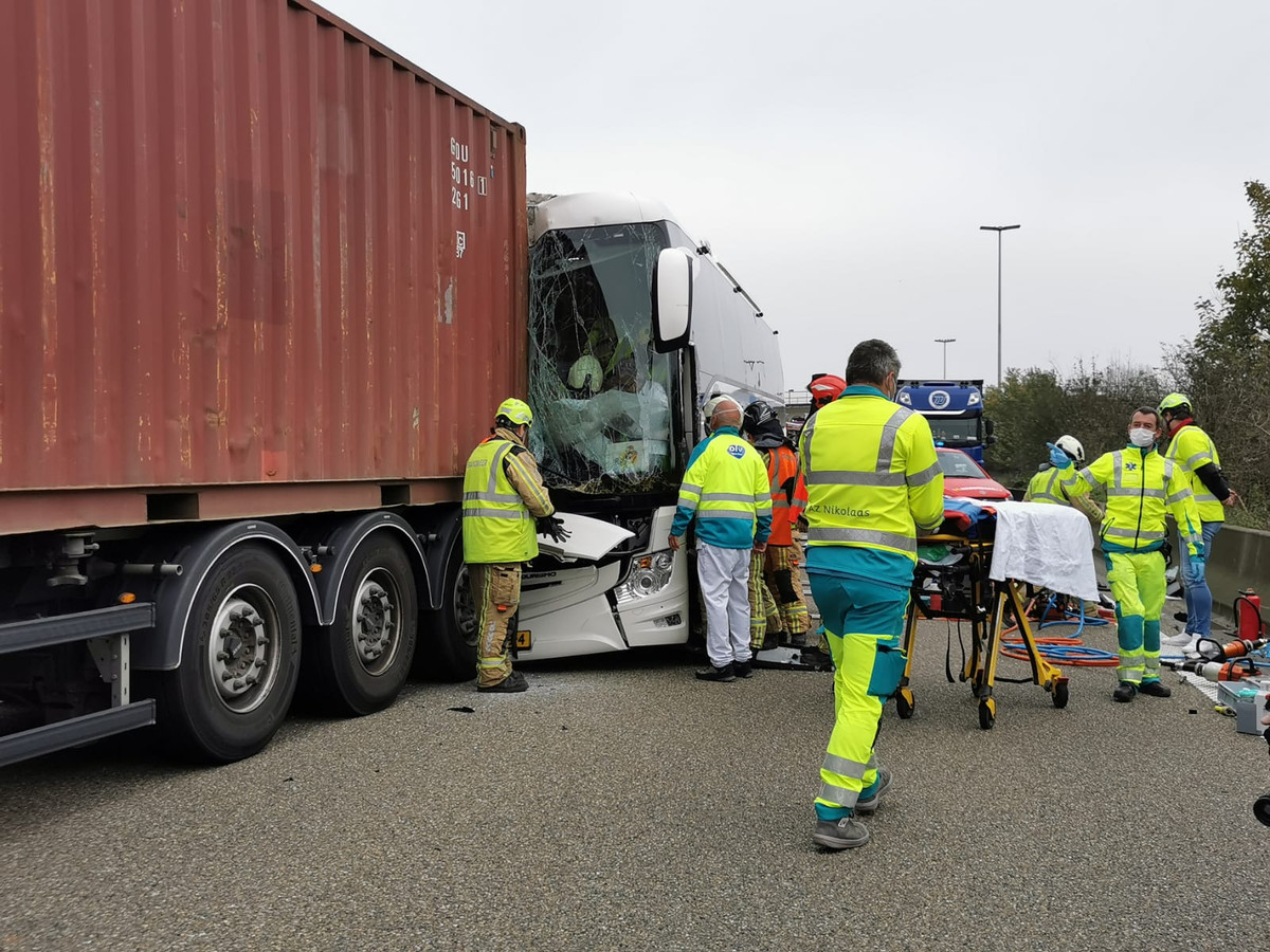 Bus met Nederlandse senioren op weg naar de zon crasht in België: 20 ...