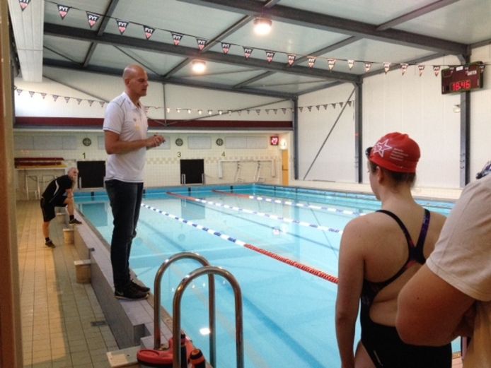 Marcel Wouda geeft in Uden clinic aan zwemmers van zijn oude club ...