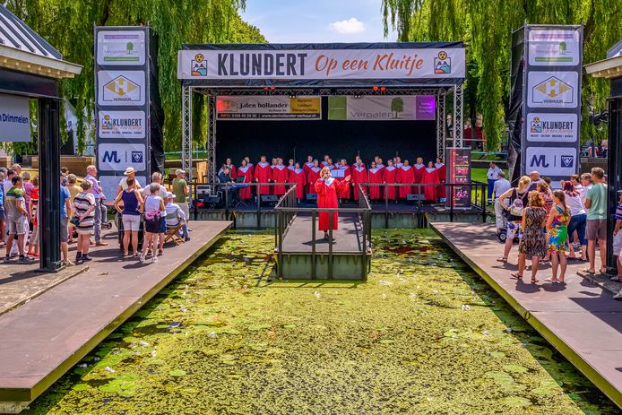 Toch honderden mensen op de vlonders bij Klundert op een Kluitje ...